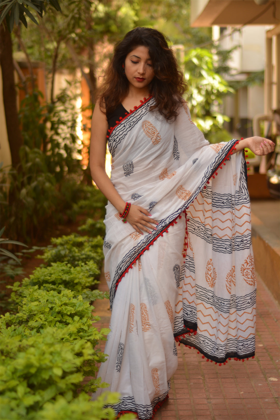 Ethereal Elegance: White Handblock Printed Mulmul Cotton Saree - TCS00 ...